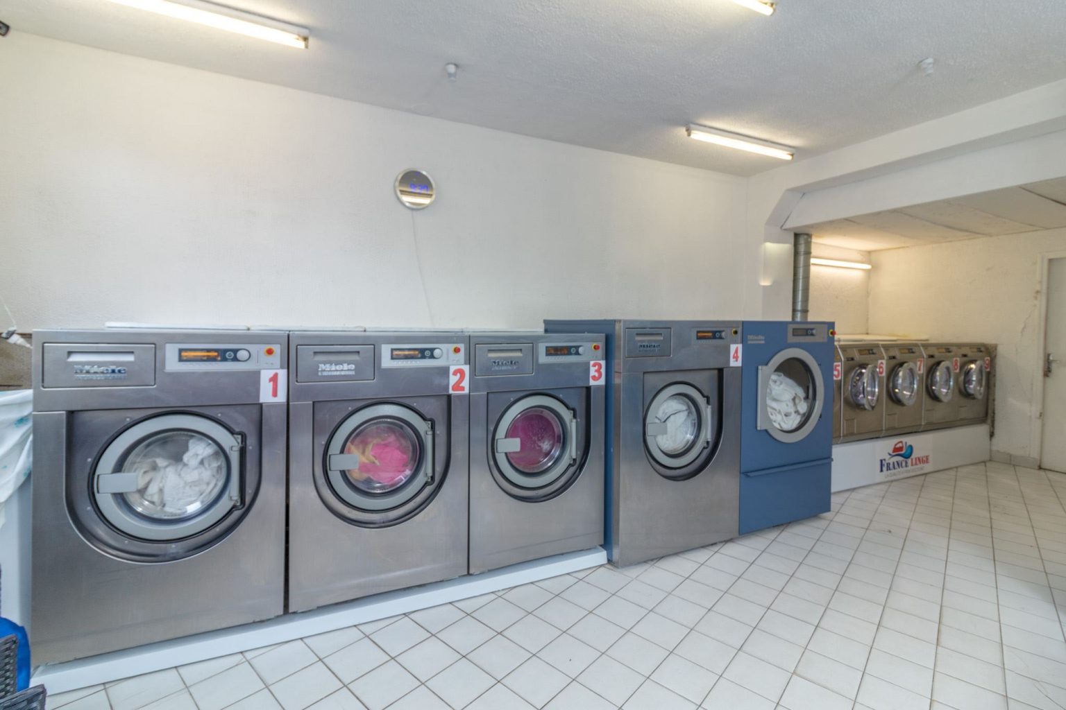 Combien de temps un pressing garde les vêtements